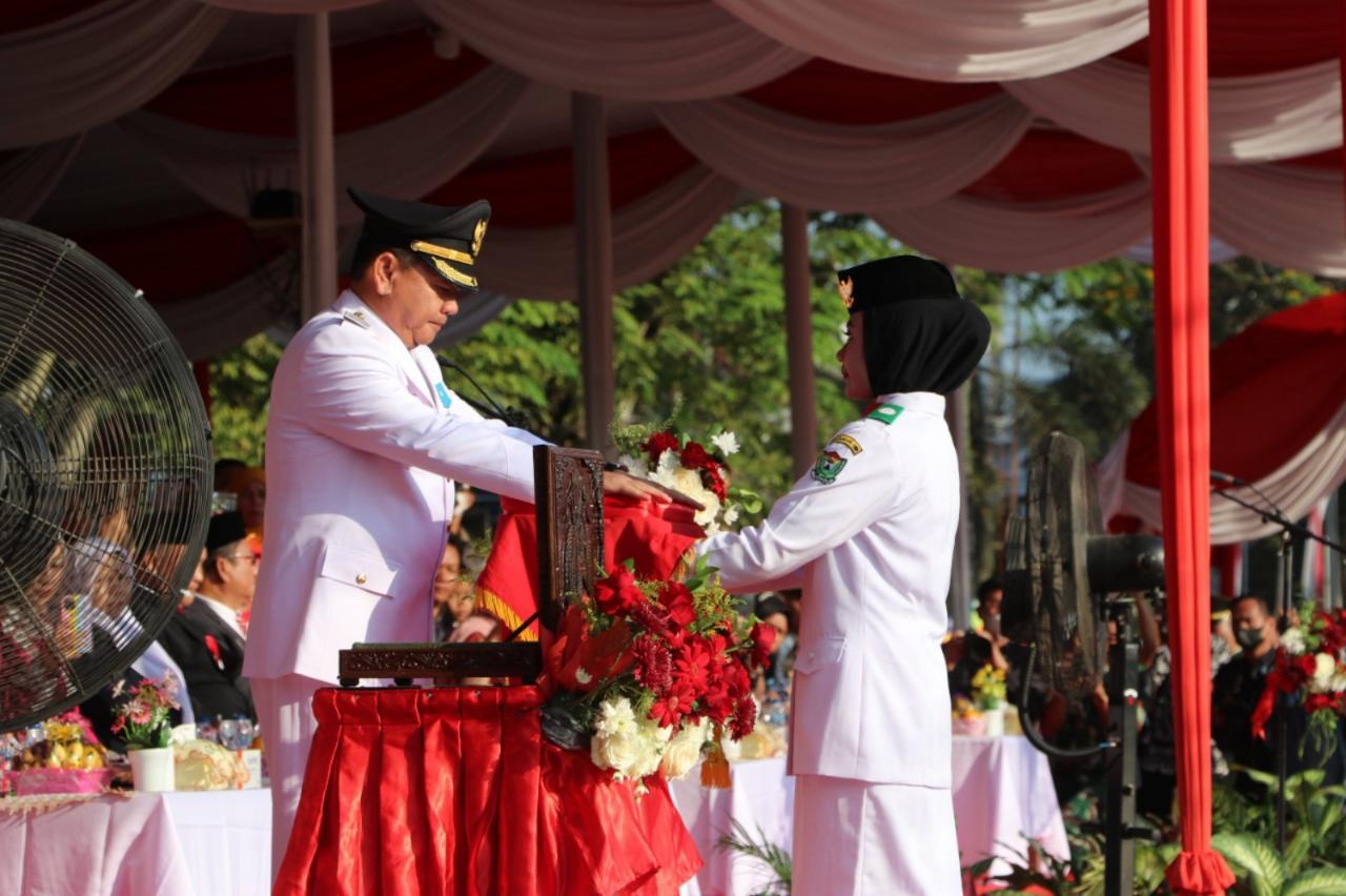 HUT RI Ke-77 Pj Bupati Muara Enim Menjadi Inspektur Upacara Pengibaran Bendera - Indonesia 45